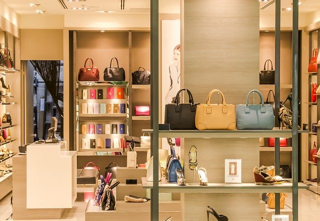 Agencement magasin : mobilier en bois massif pour un commerce durable ...
